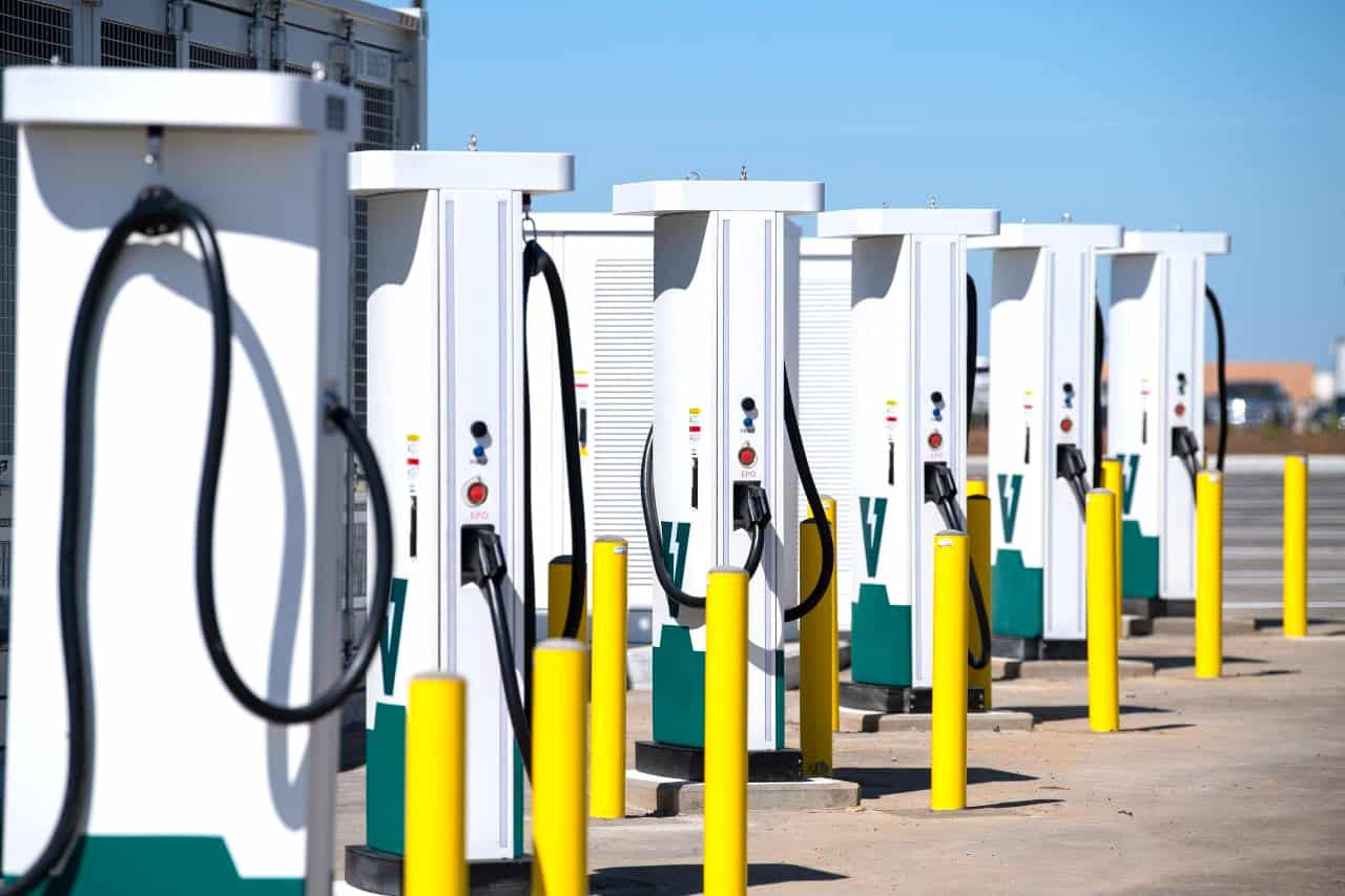 תחנת טעינה מגה-מהירה למשאיות נפתחה בקליפורניה – EV Magazine